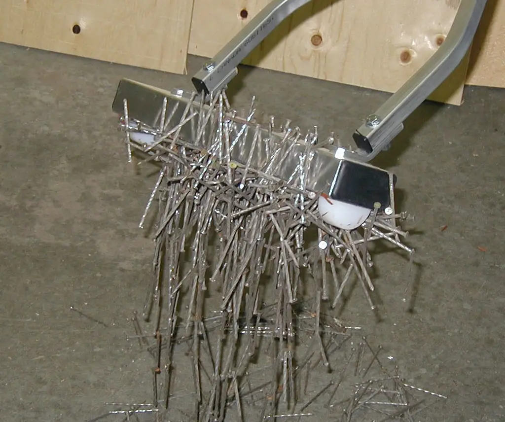 Tundra Lightweight Handheld Magnetic Sweeper